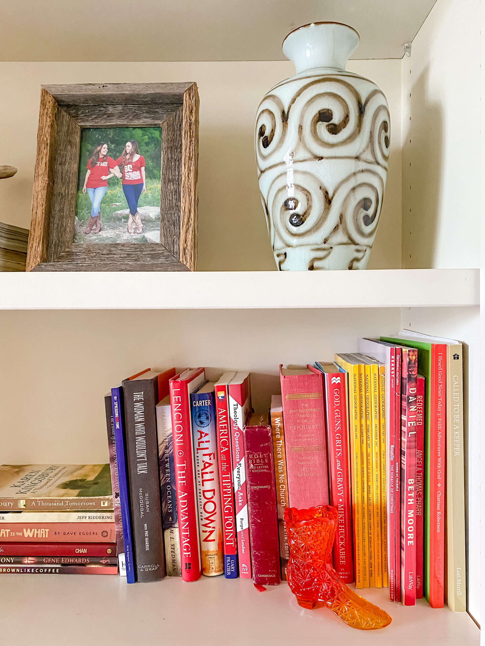 How to Style Bookshelves: Our Top 5 Tips to Style Bookshelves - Mozie