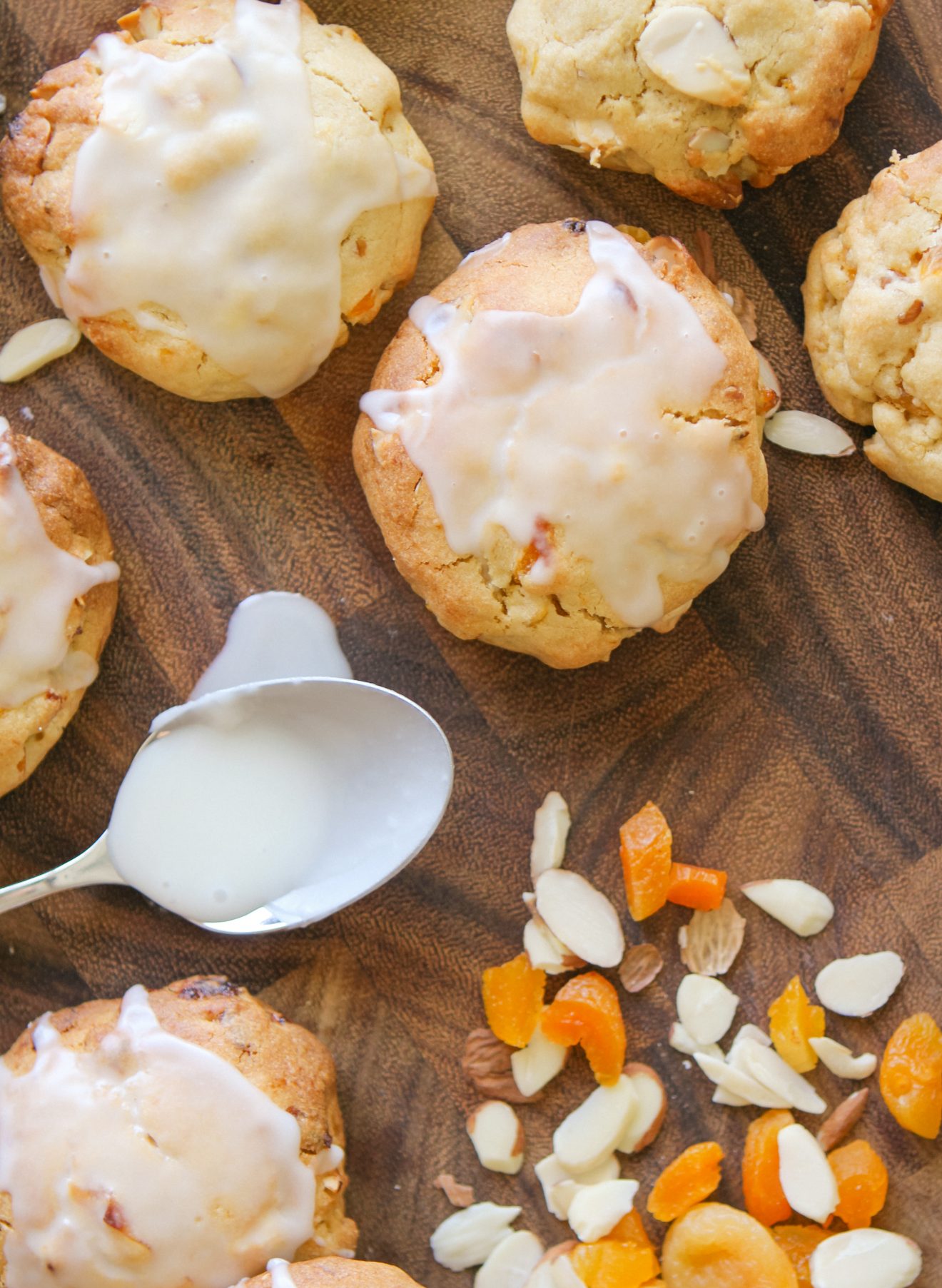 Apricot Almond White Chocolate Chip Cookies - Mozie