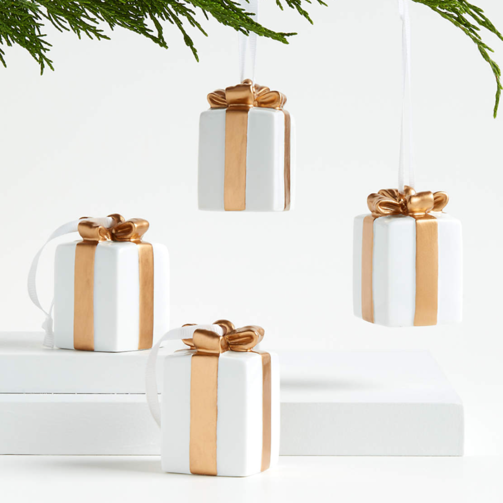 20 White and Gold Christmas Decorations - Mozie