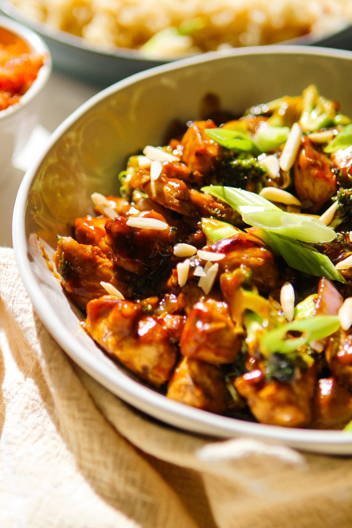 30-Minute Spicy Ginger Chicken Bowls - Mozie