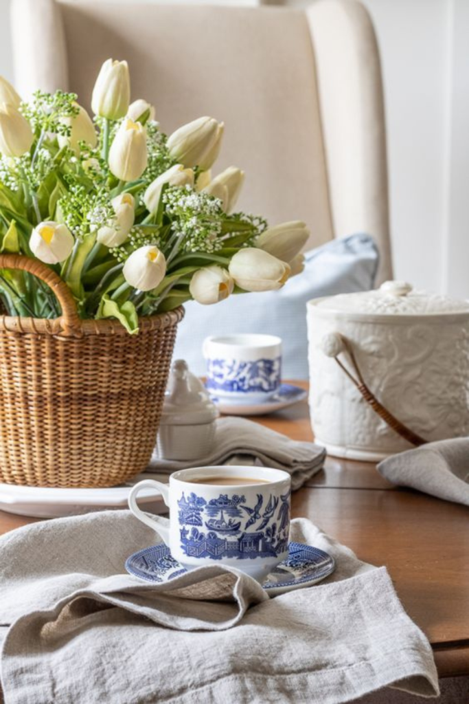 12 Gorgeous Spring Table Centerpiece Ideas to Easily Recreate - Mozie