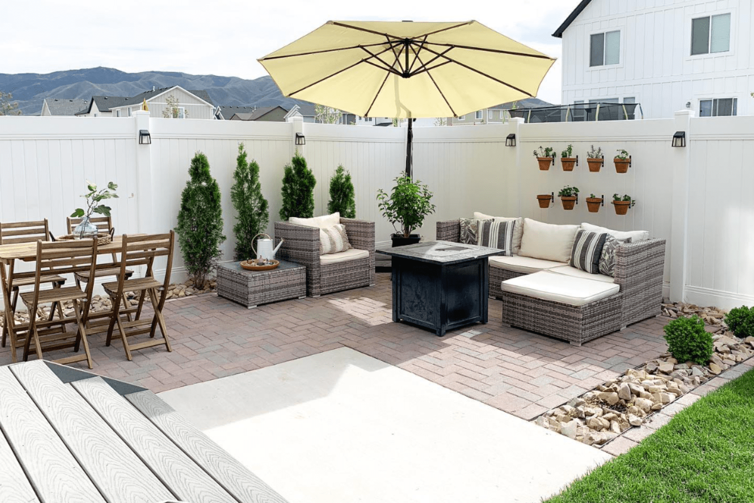 12 Small Backyard Designs to Create an Outdoor Oasis - Mozie