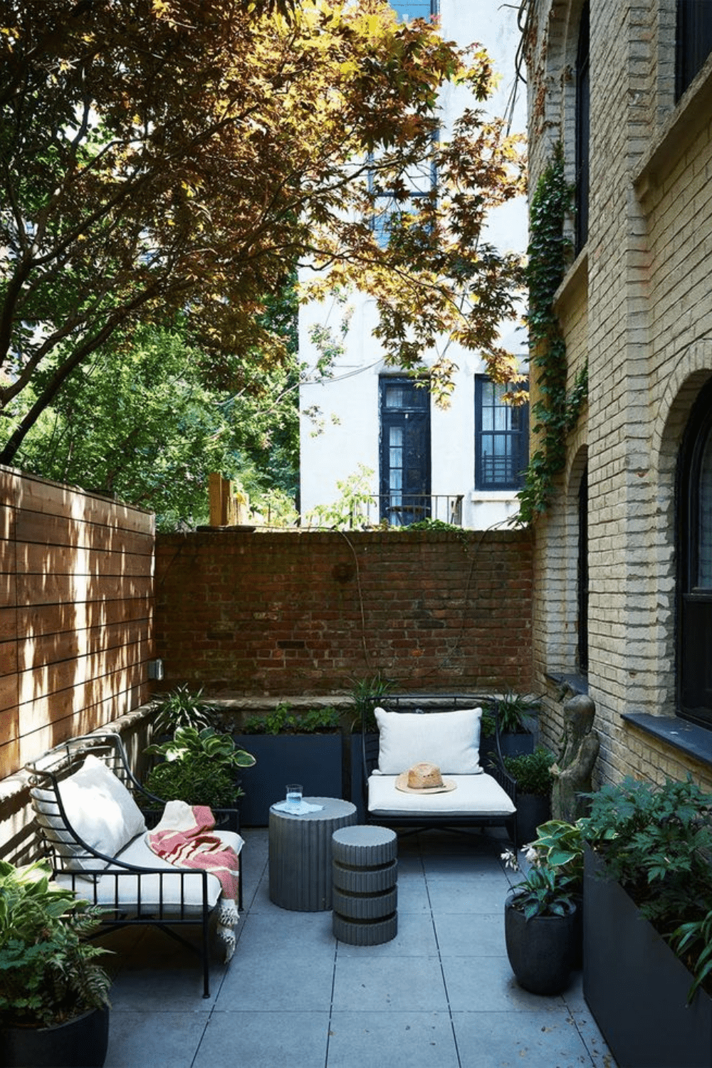 12 Small Backyard Designs to Create an Outdoor Oasis - Mozie