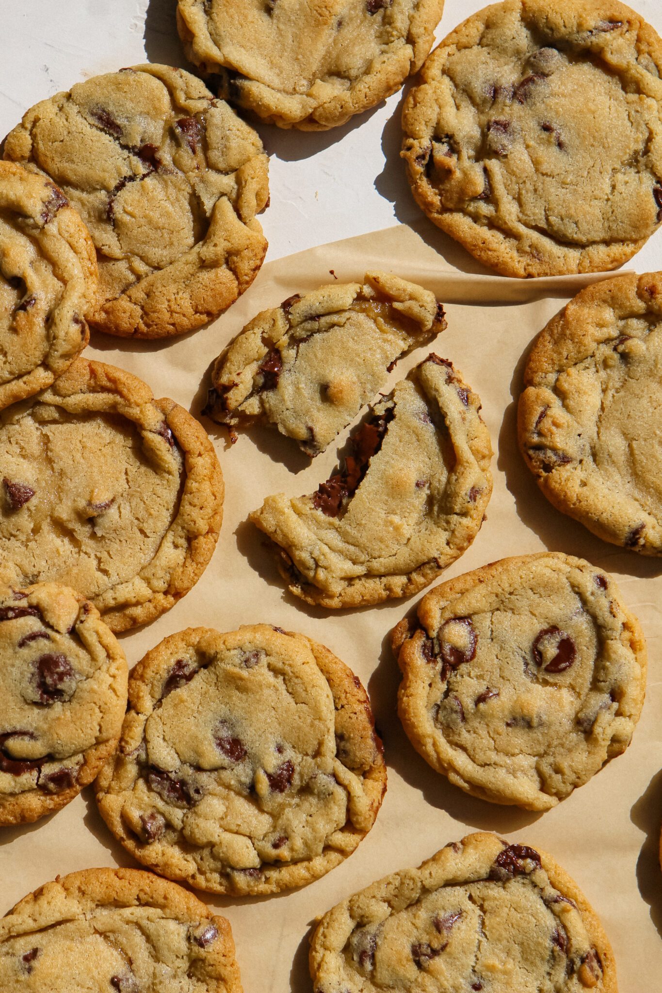 The BEST Chocolate Chip Cookies - Mozie