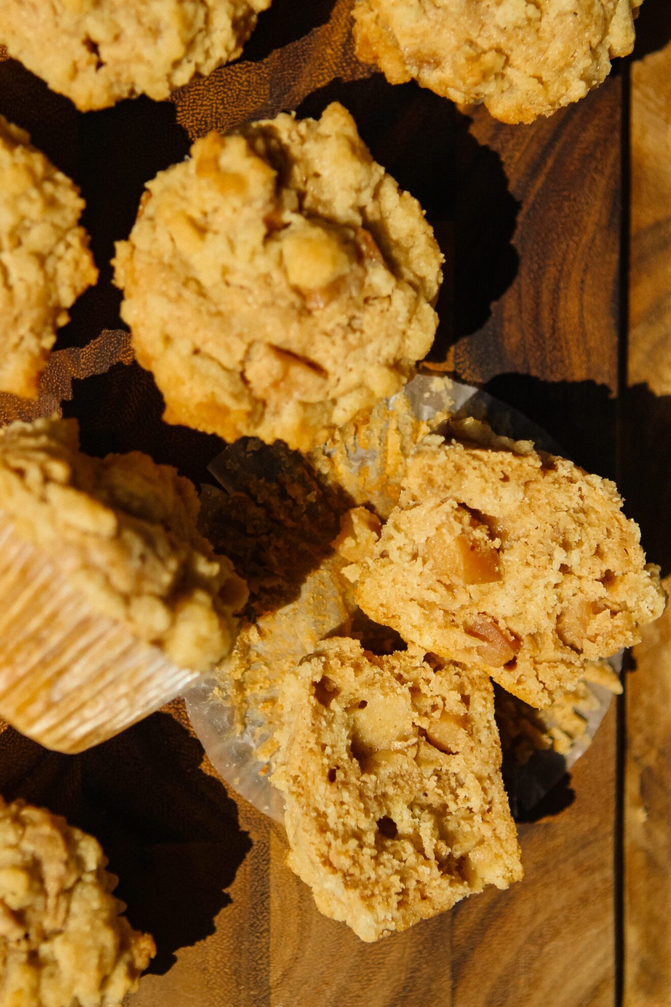 Cinnamon Apple Crumb Muffins - Mozie