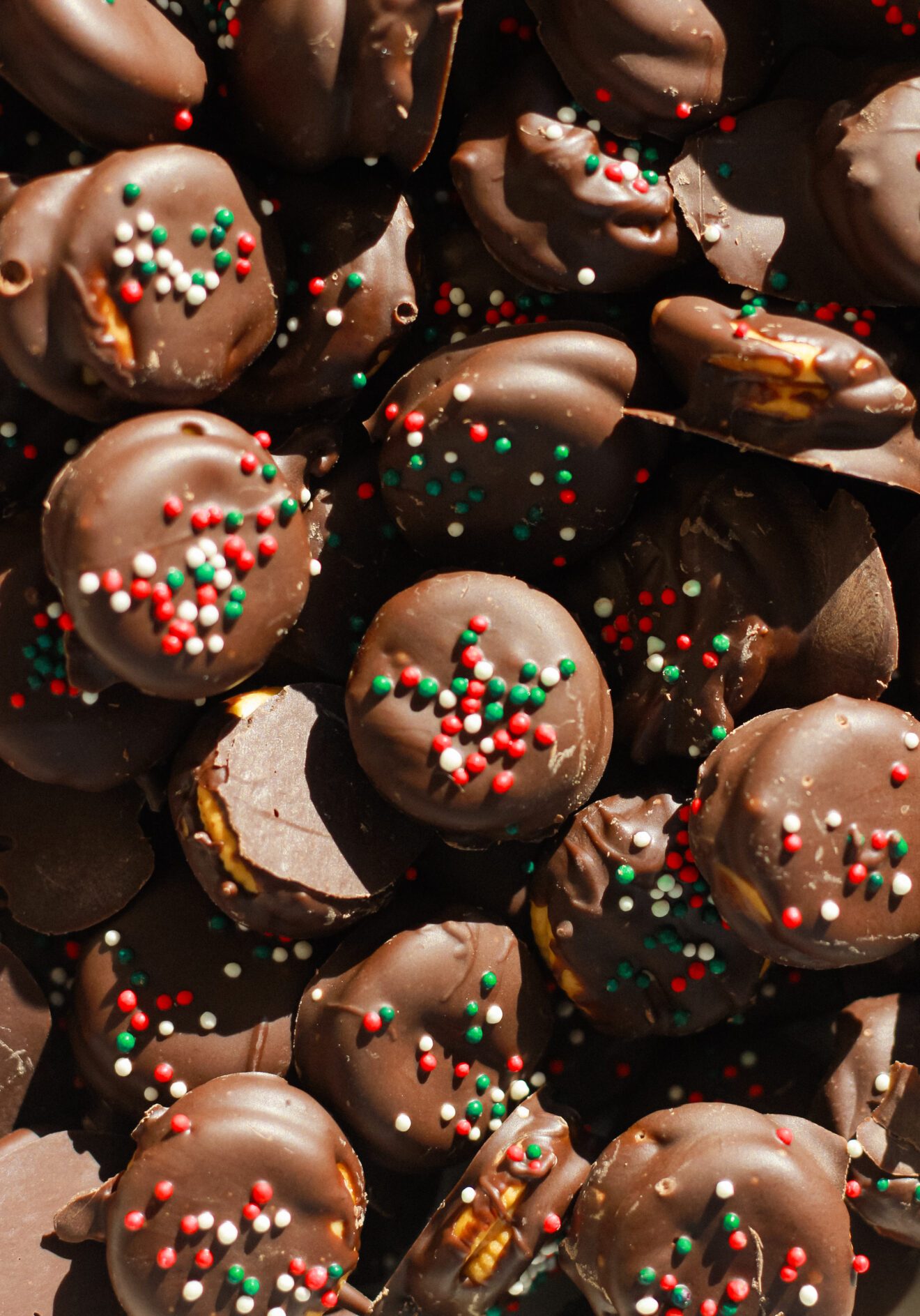 Ritz Cracker Candy (Easy No-Bake Peanut Butter Christmas Treat) - Mozie